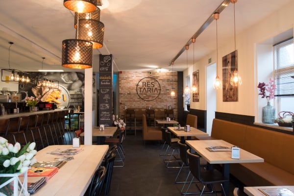 Praktijkvoorbeeld: hoe printmedia een horeca interieur transformeren