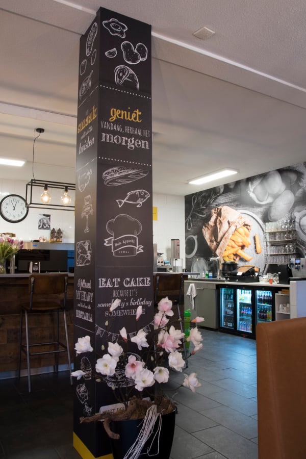 Praktijkvoorbeeld: hoe printmedia een horeca interieur transformeren